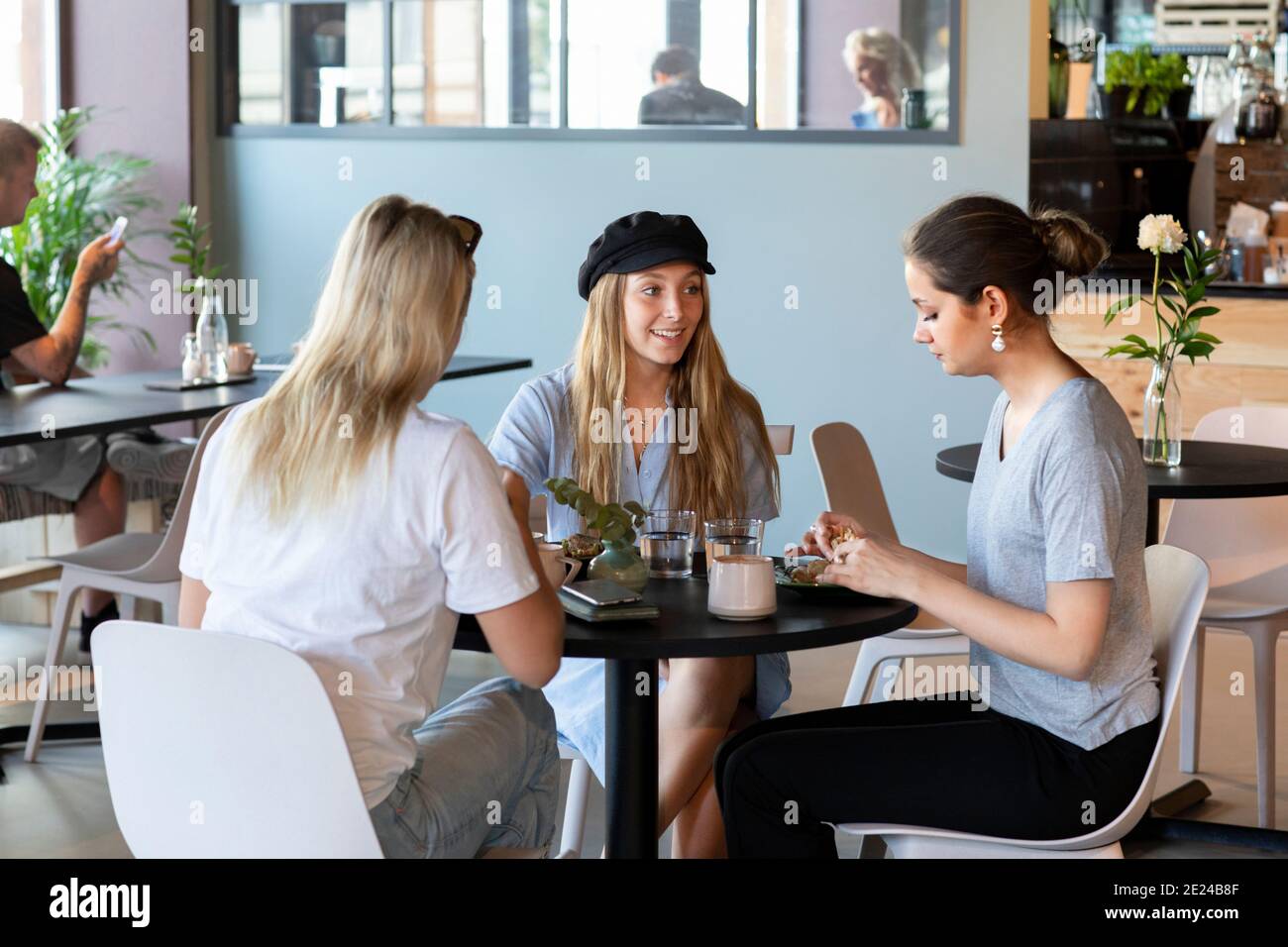 50 woman friends cafe three hi-res stock photography and images - Alamy
