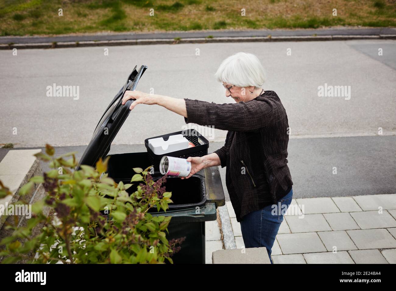Waste sorting woman hi-res stock photography and images - Alamy