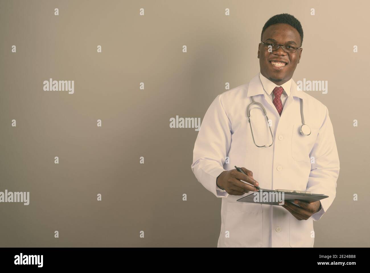 African american doctor writing hi-res stock photography and images - Alamy
