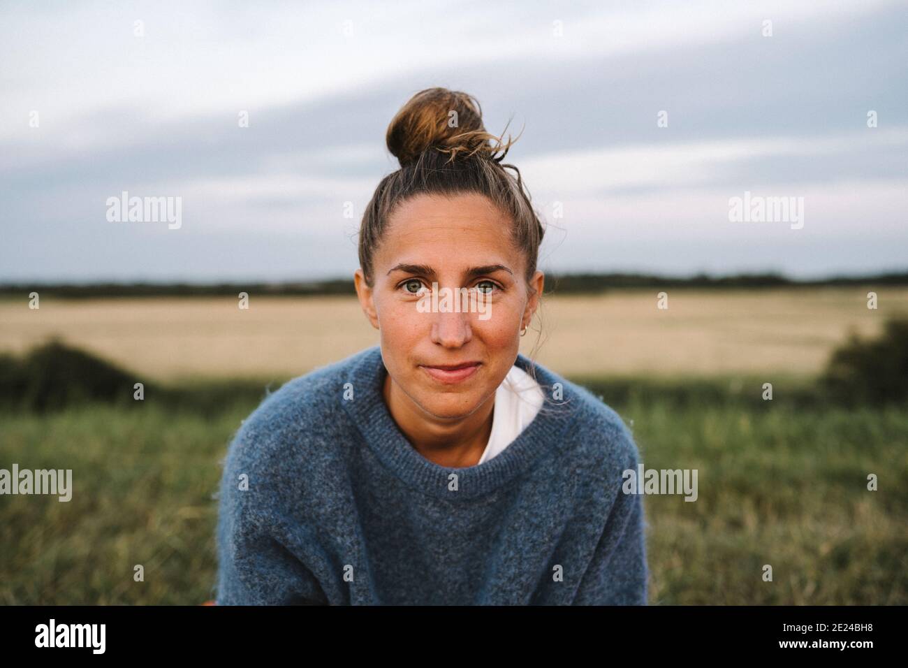 Portrait of smiling young woman on meadow hi-res stock photography and ...