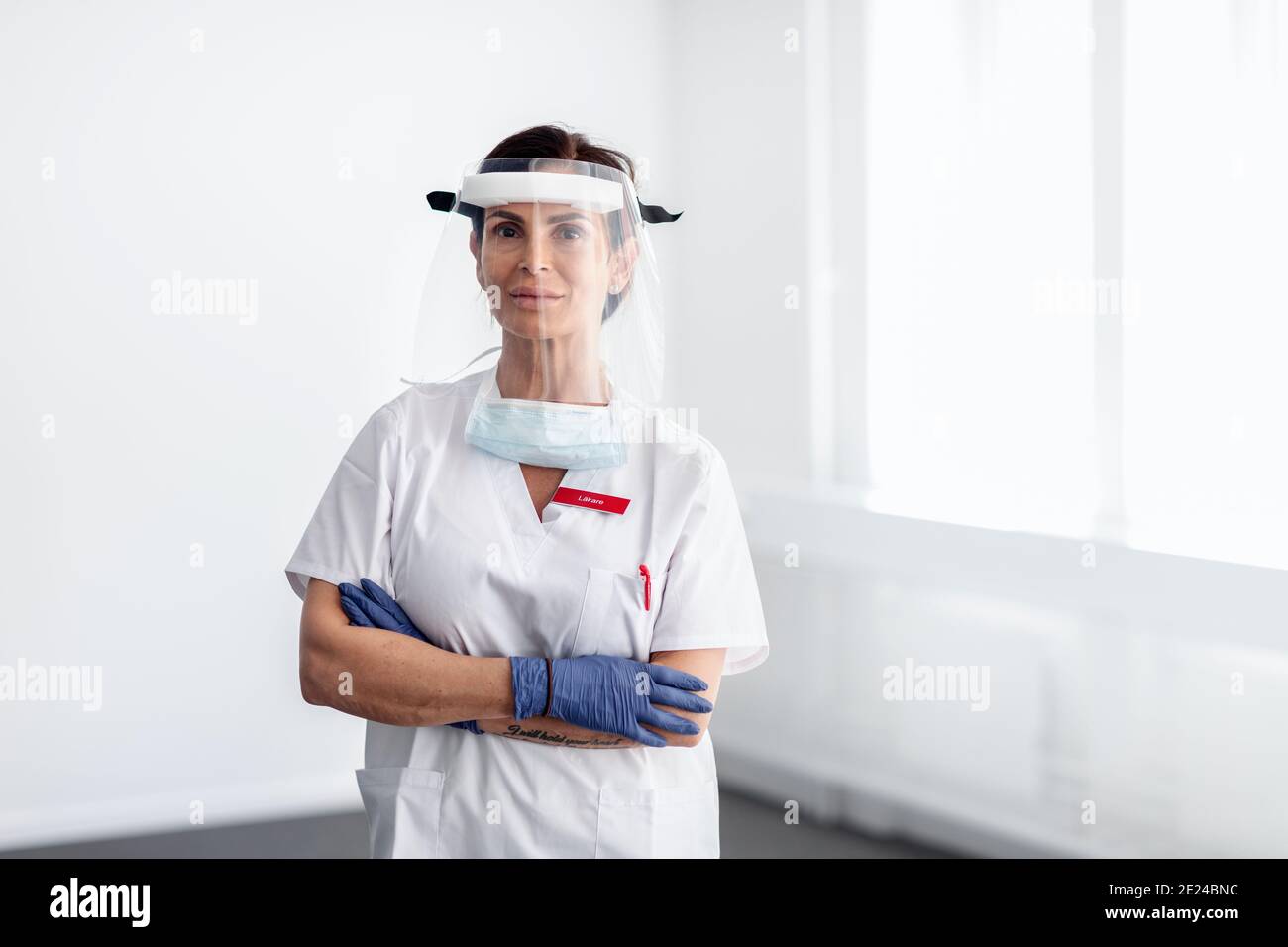 Female doctor wearing personal protective equipment Stock Photo - Alamy