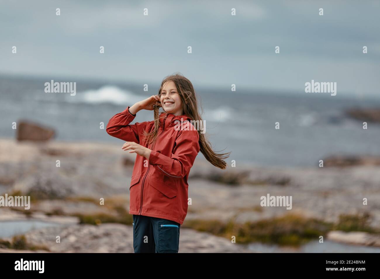 Happy children at the sea hi-res stock photography and images - Alamy