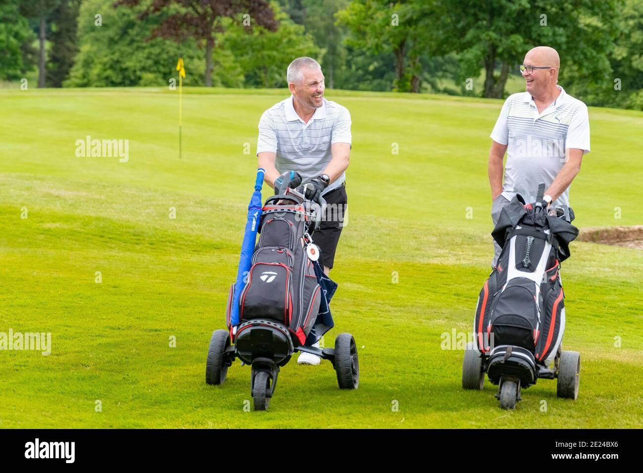 Elderly playing golf hi-res stock photography and images - Alamy