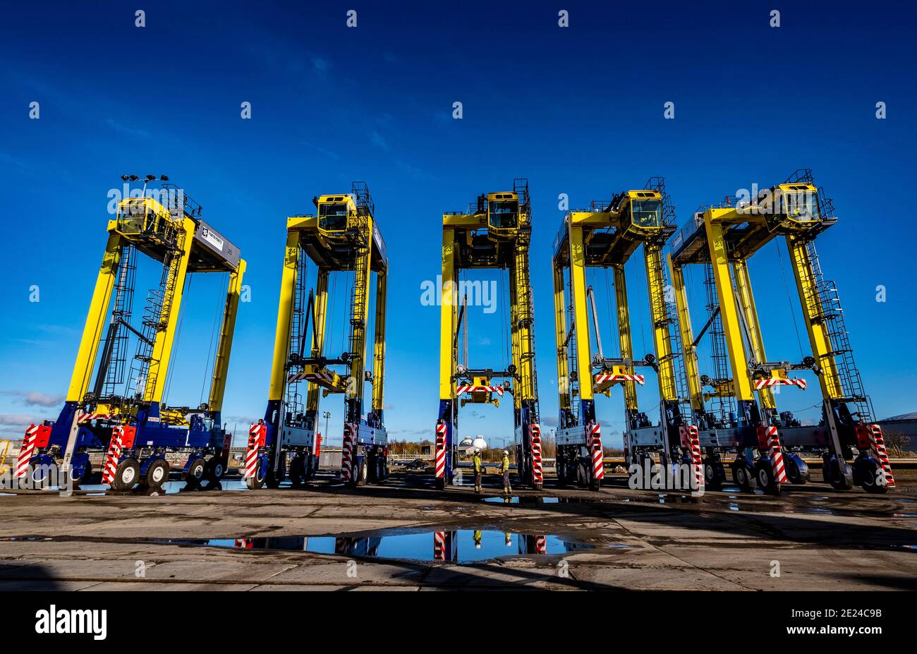 Straddle hi-res stock photography and images - Alamy