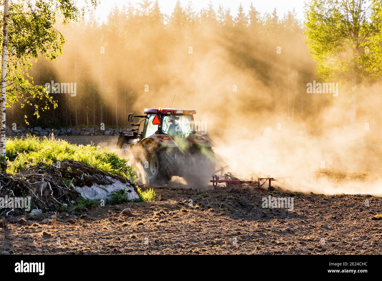 Harrowing field hi-res stock photography and images - Alamy