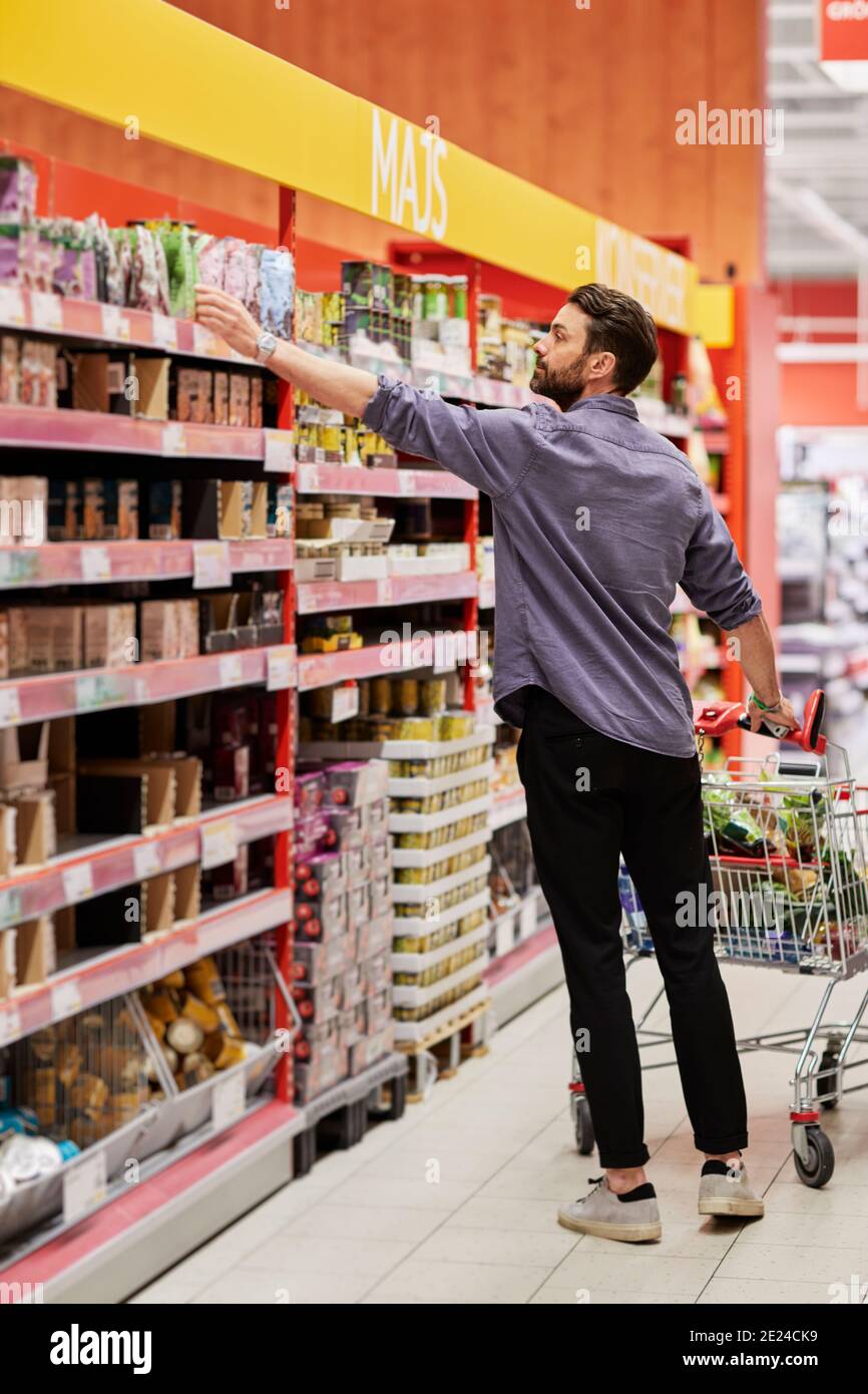Shopping at grocery store hi-res stock photography and images - Alamy