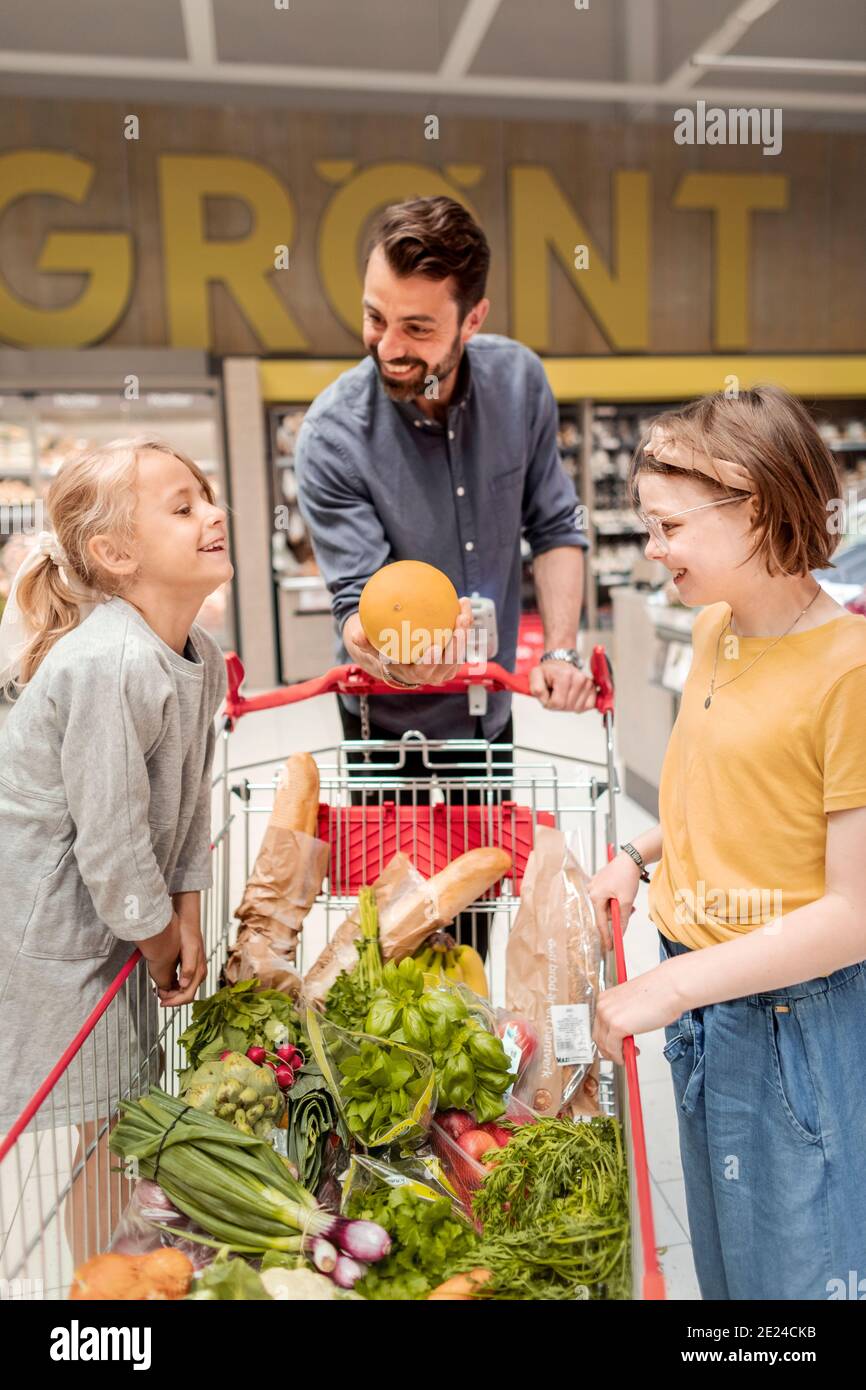 Shopping with family hi-res stock photography and images - Alamy