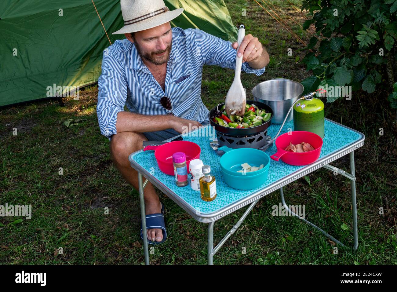 Man camping at night hi-res stock photography and images - Alamy