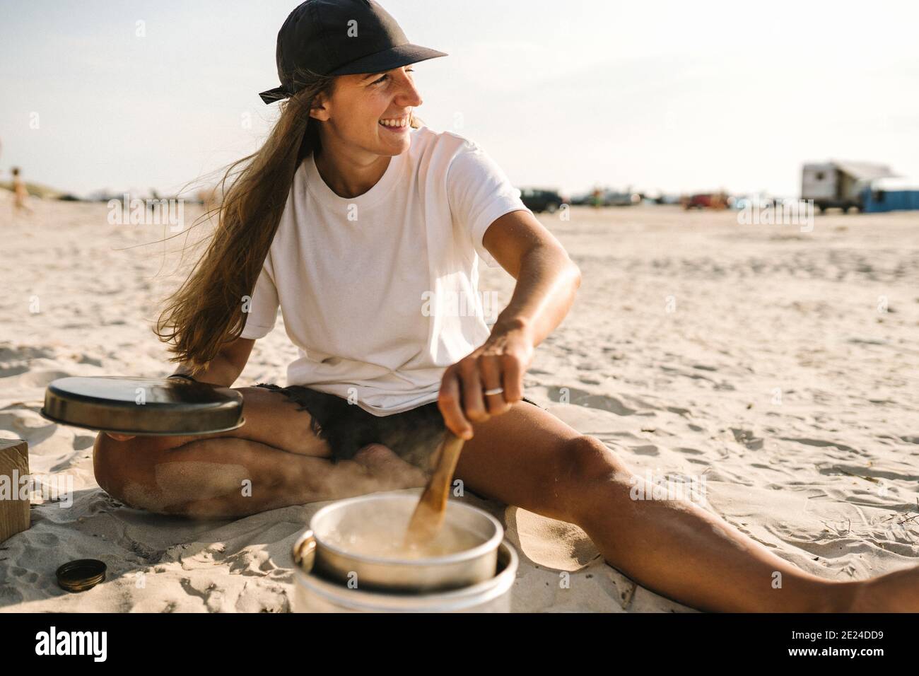 Cooking on beach hi-res stock photography and images - Alamy