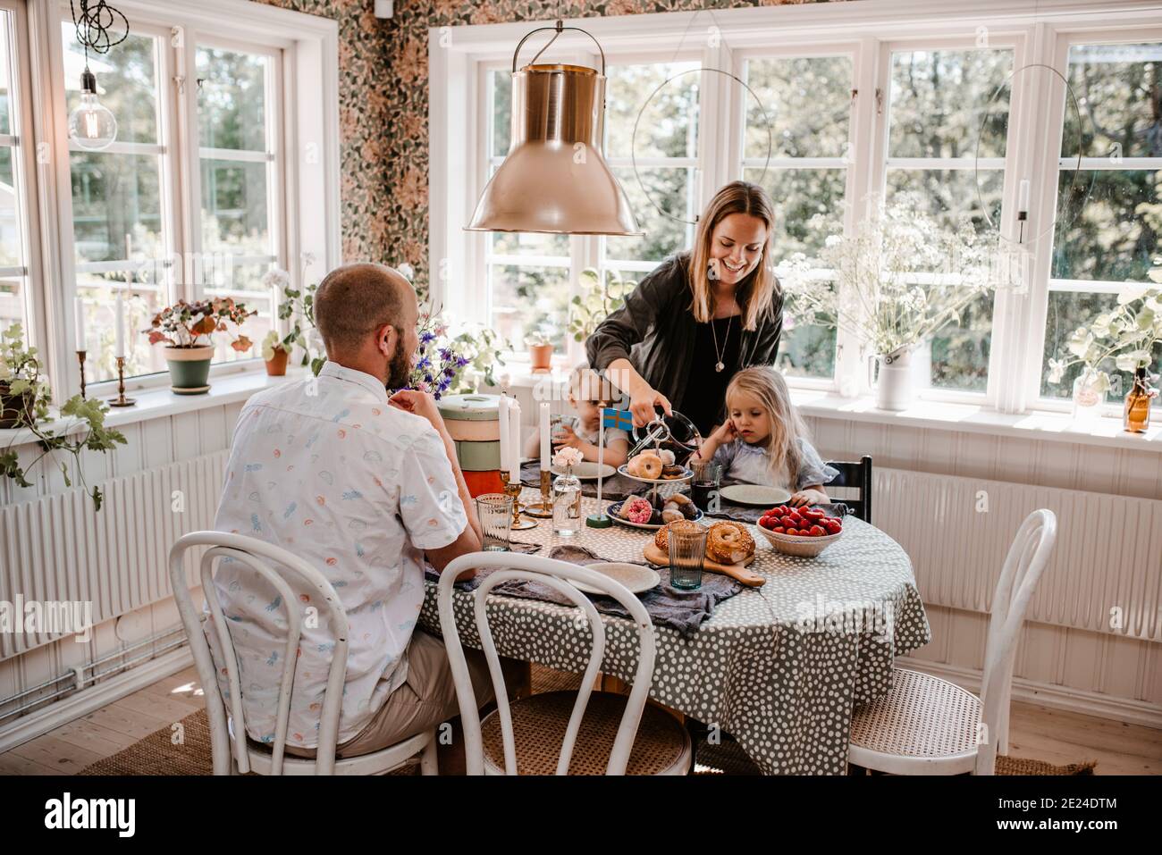 Family having food dining table hi-res stock photography and images - Alamy