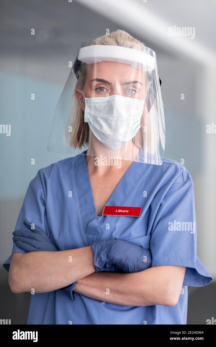 Female doctor wearing face shield Stock Photo - Alamy
