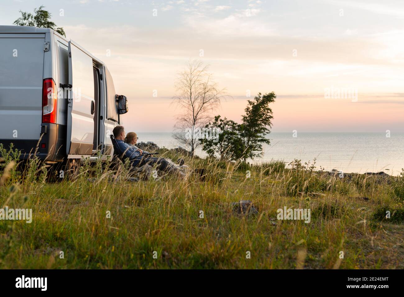 Van life couple hi-res stock photography and images - Alamy