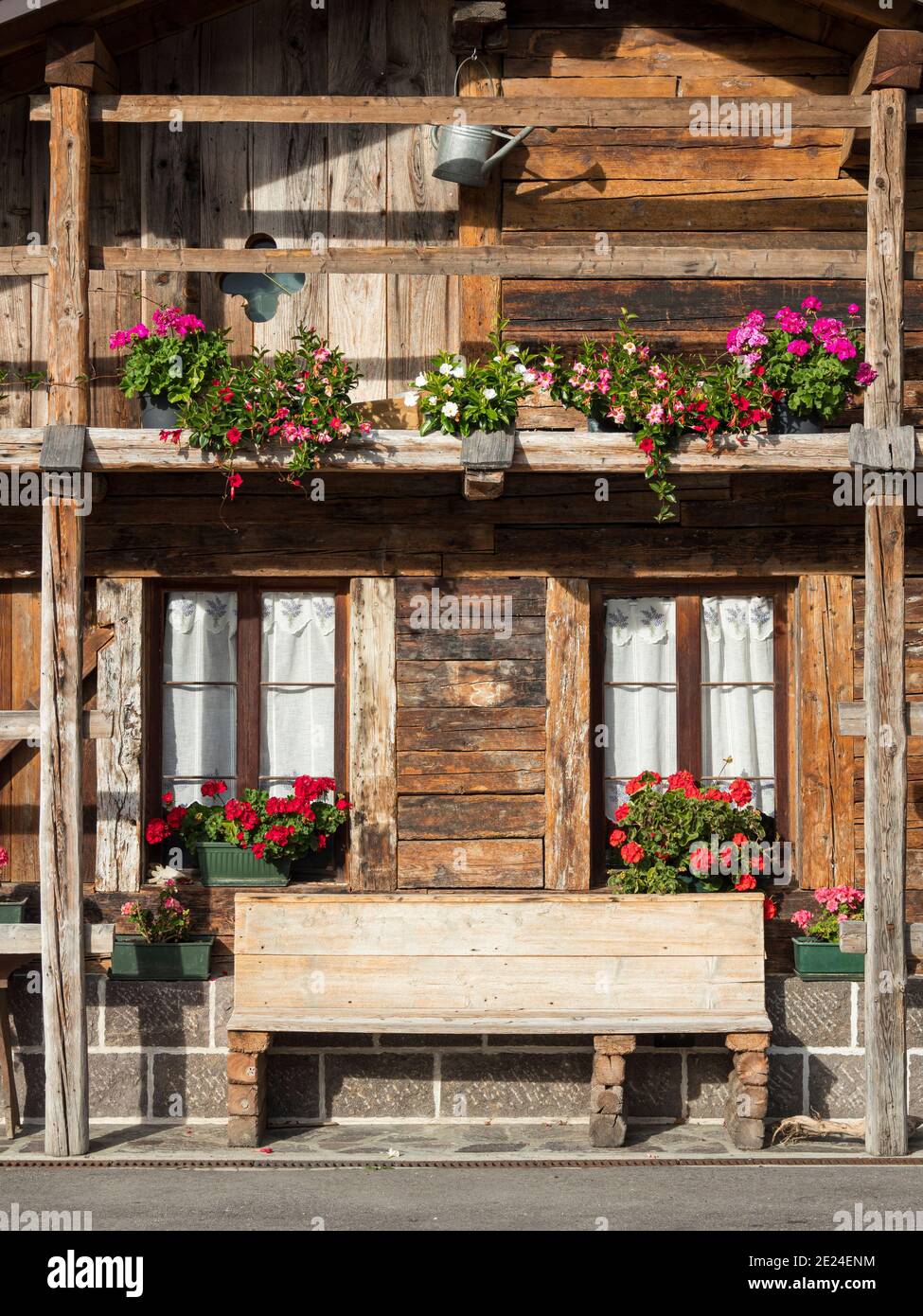 Traditional alpine architecture hi-res stock photography and images - Alamy