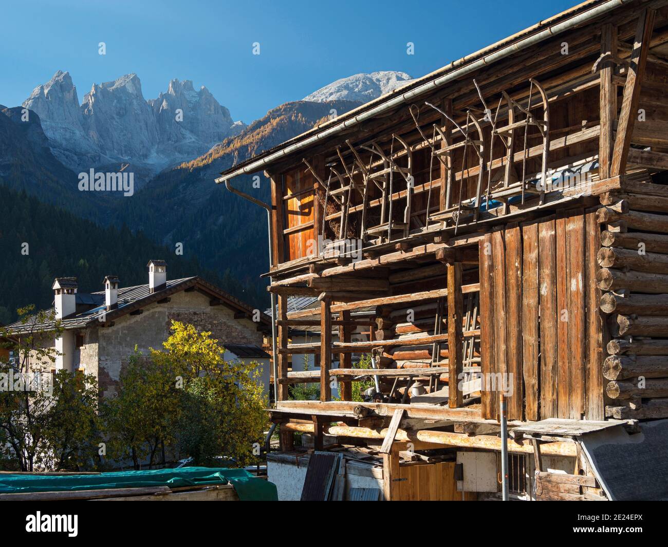 Traditional alpine architecture hi-res stock photography and images - Alamy