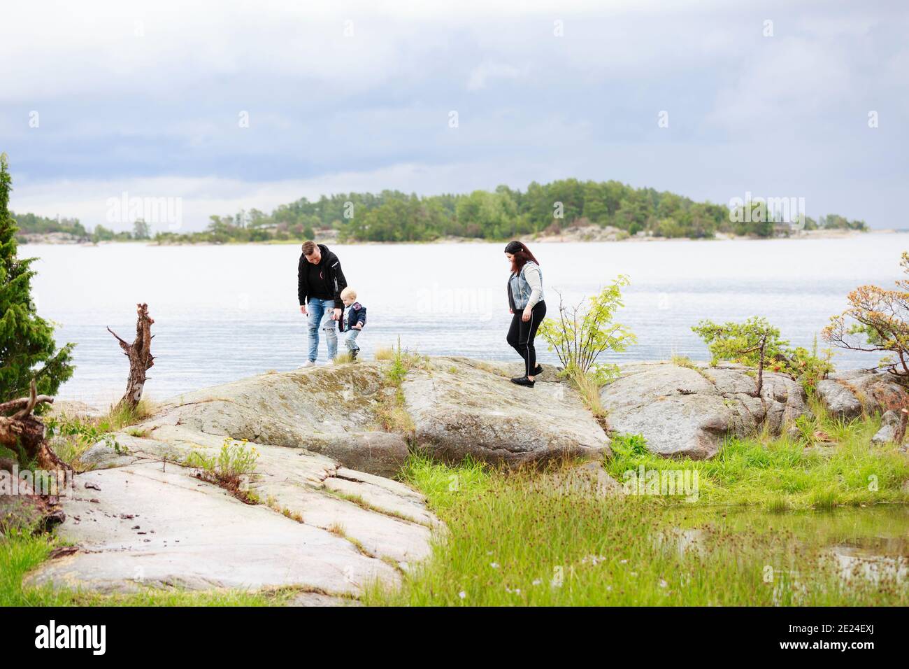 Family day on lake hi-res stock photography and images - Alamy