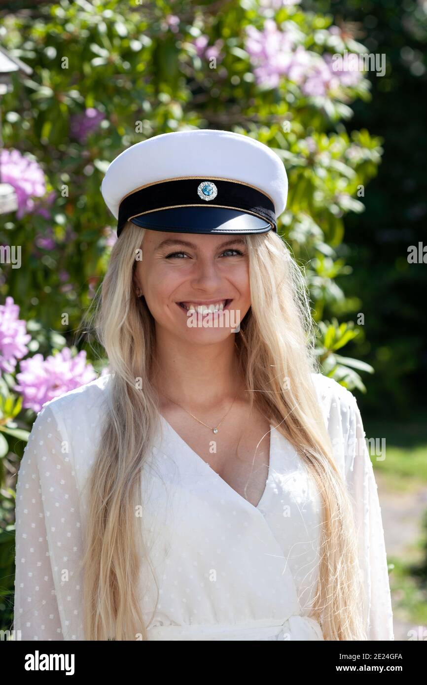 Young woman wearing graduation cap Stock Photo - Alamy