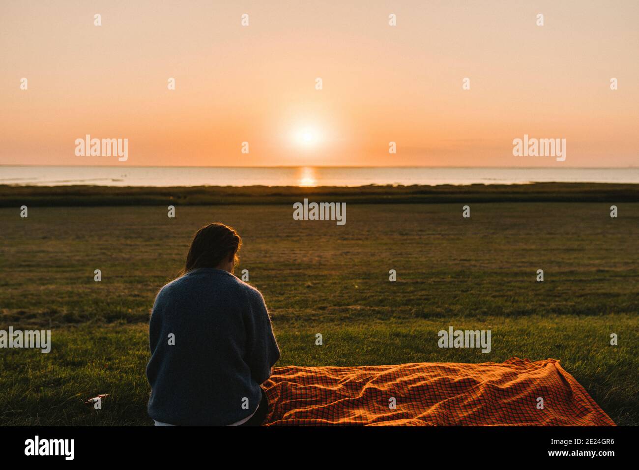 Person looking over water at sunset hi-res stock photography and images ...