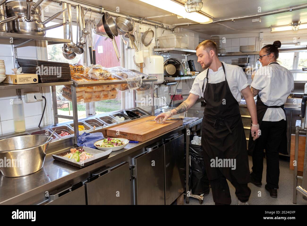 Woman working restaurant kitchen hi-res stock photography and images ...