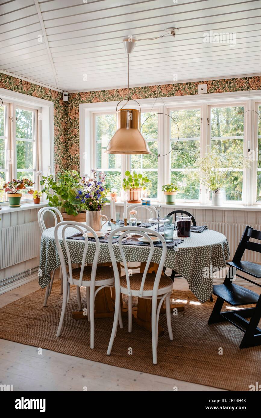 Full room view hi-res stock photography and images - Alamy