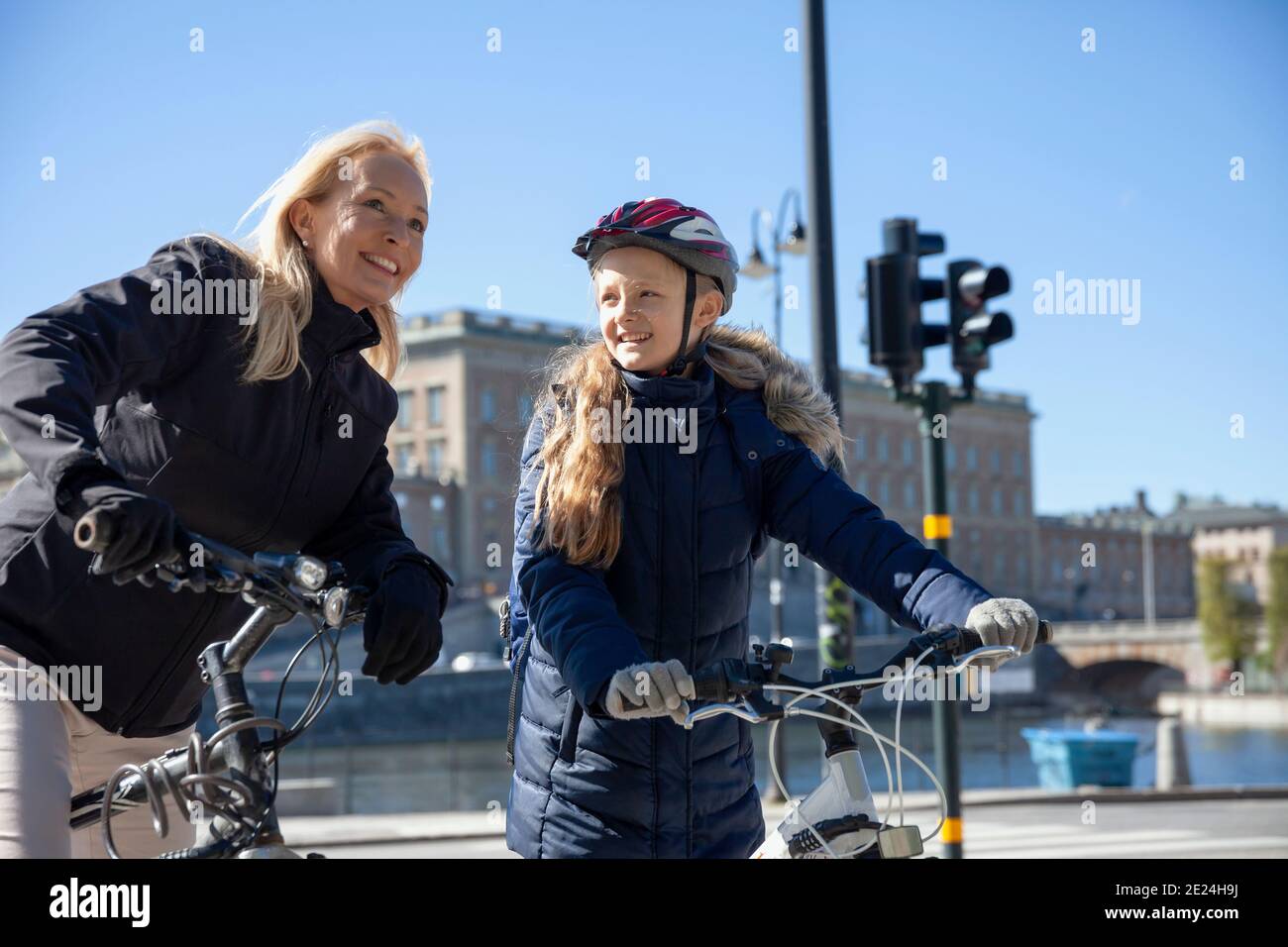 Mother and daughter cycling hi-res stock photography and images - Alamy