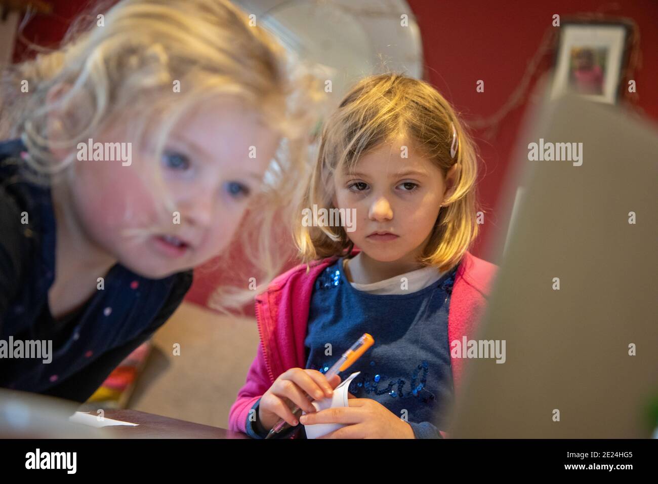 Children learning computer hi-res stock photography and images - Alamy