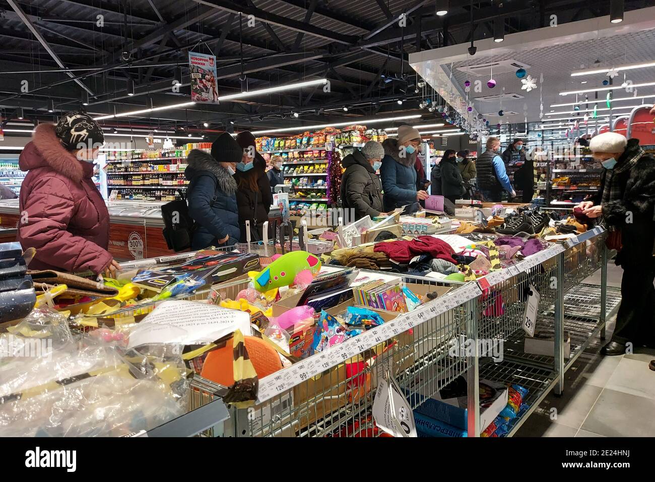 Non Exclusive: KYIV, UKRAINE - JANUARY 11, 2021 - Customers shop at a ...