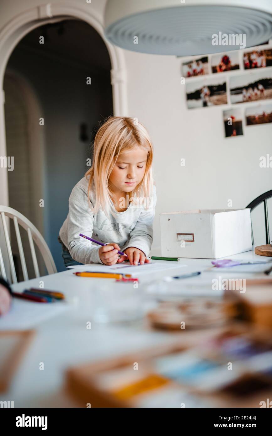 Girl doing math hi-res stock photography and images - Alamy