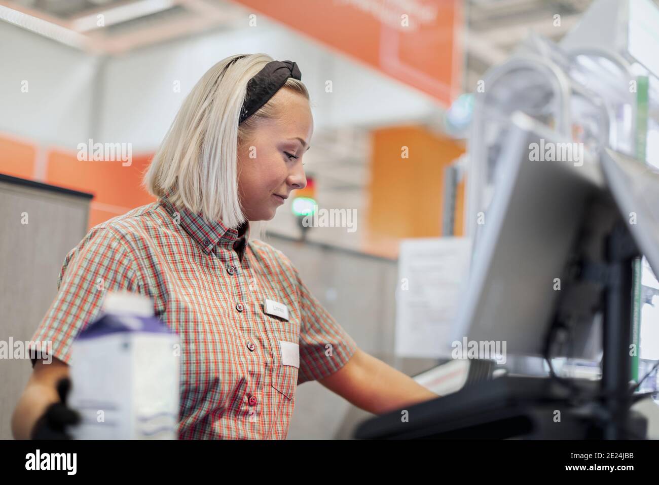 Department store customer till hi-res stock photography and images - Alamy