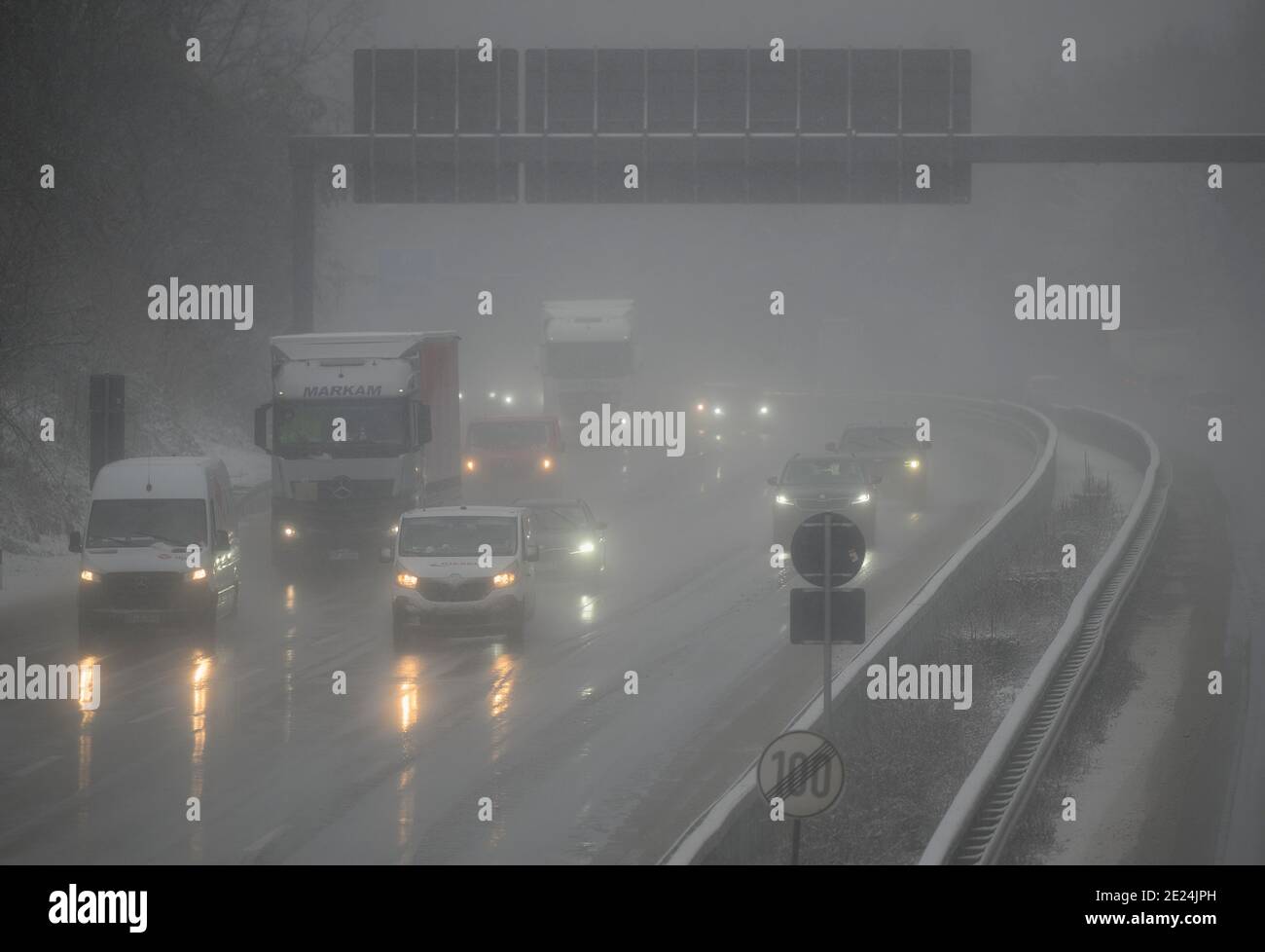 News transport roundabout hi-res stock photography and images - Alamy