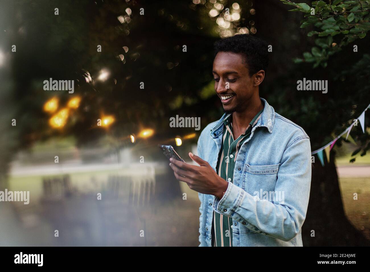 Man looking cell phone hi-res stock photography and images - Alamy