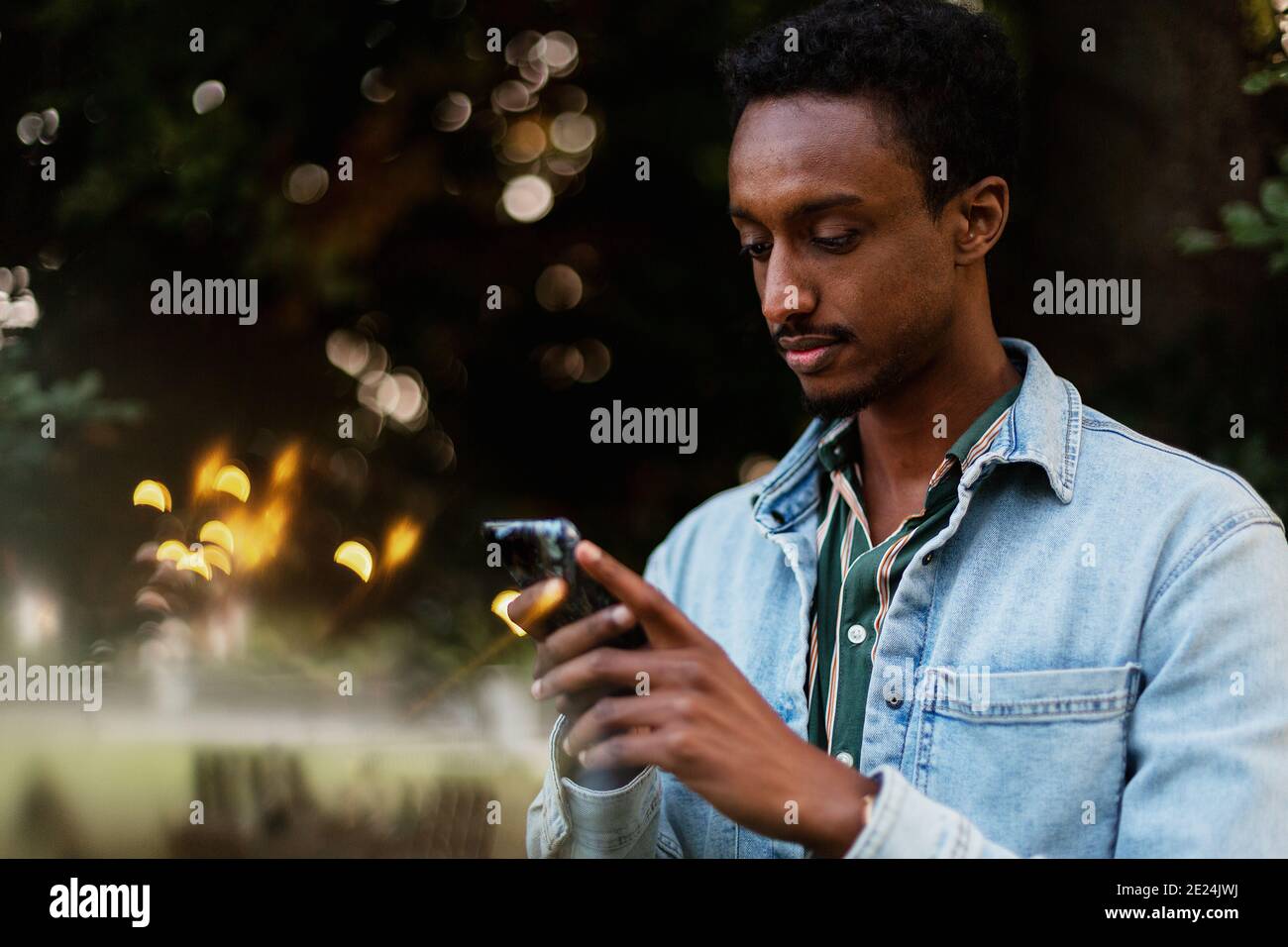 Man looking cell phone hi-res stock photography and images - Alamy