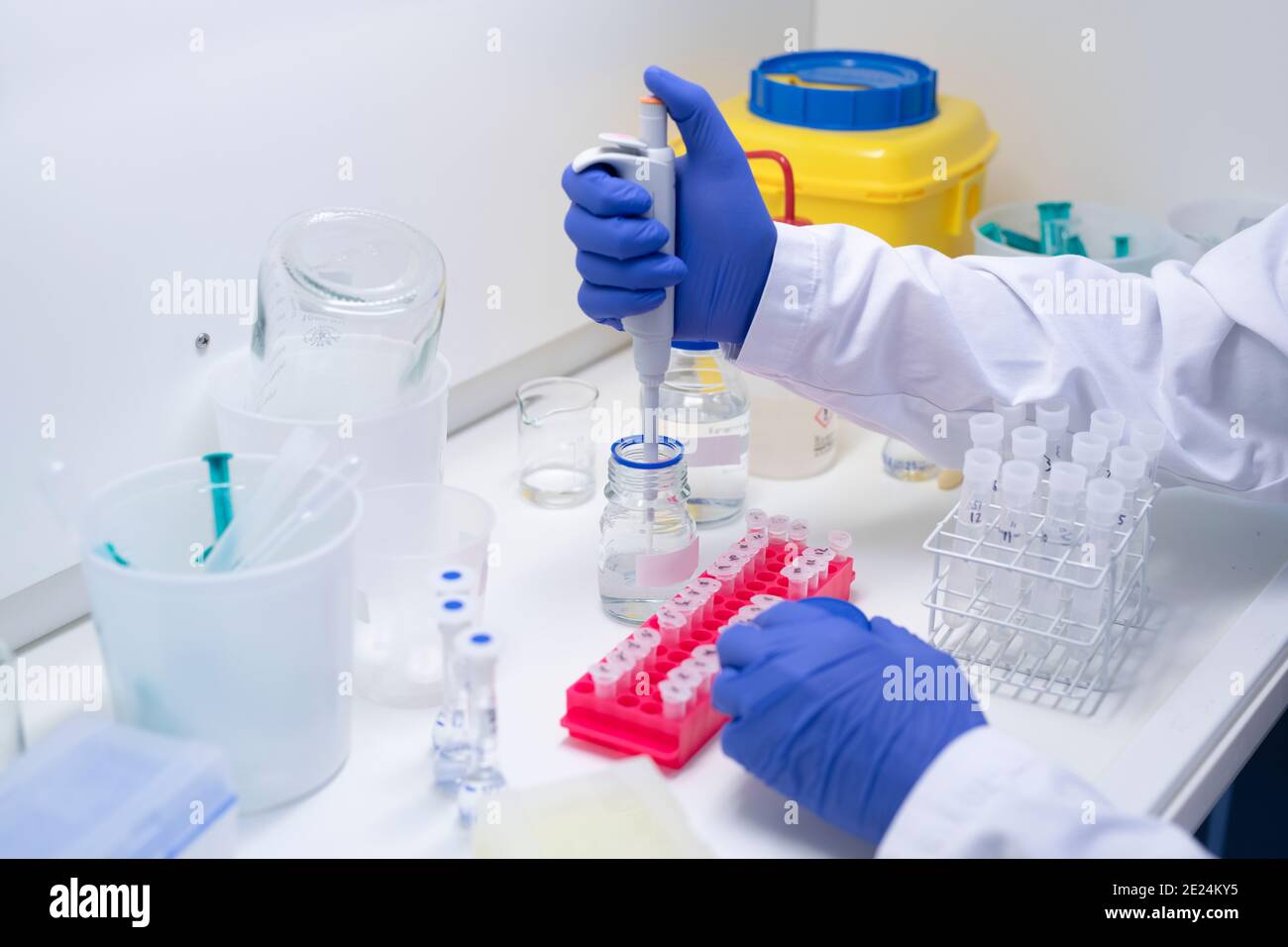 Human scientist hi-res stock photography and images - Alamy