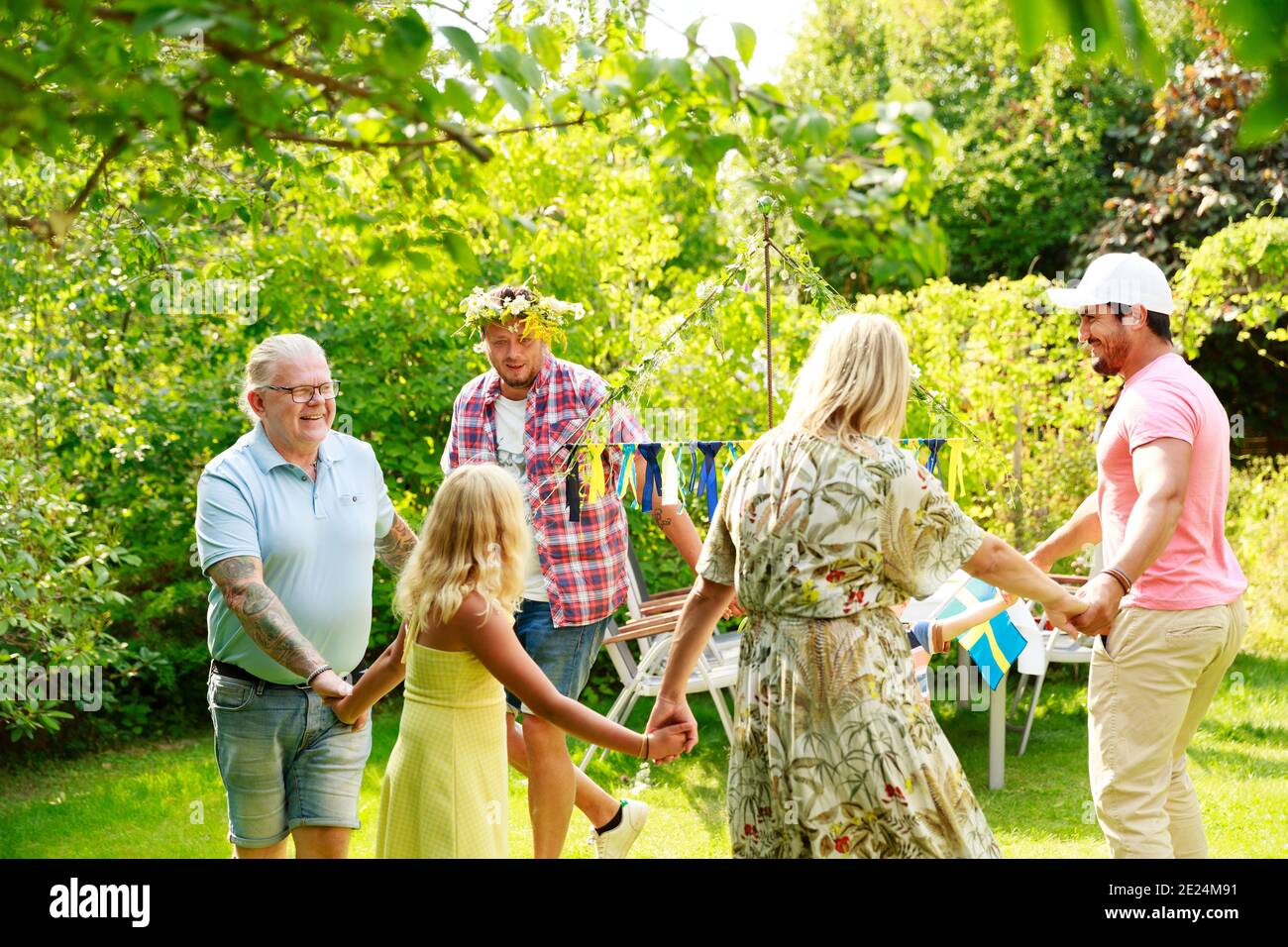 Family of five holding hands hi-res stock photography and images - Alamy