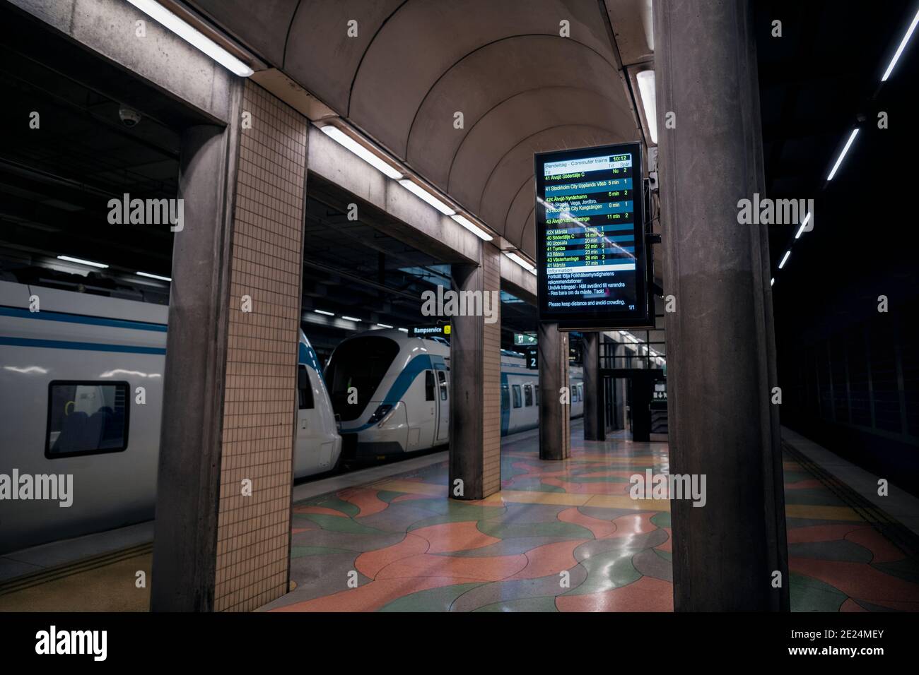 Train station platform Stock Photo - Alamy
