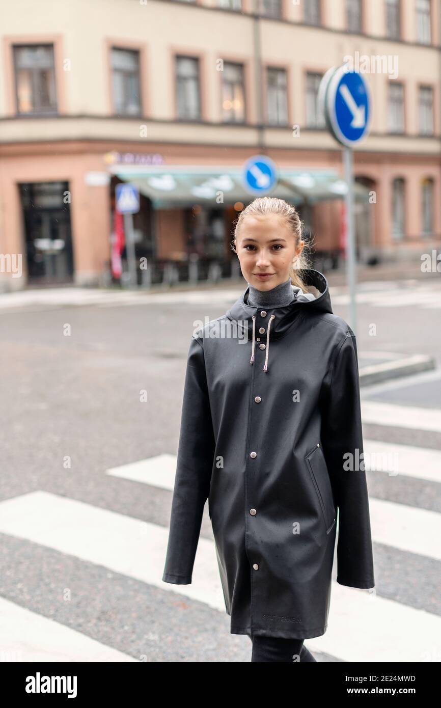 Real people young woman street hi-res stock photography and images - Alamy