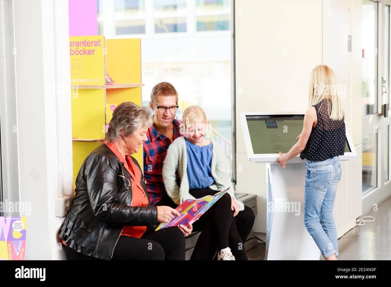 Family with children in library Stock Photo - Alamy