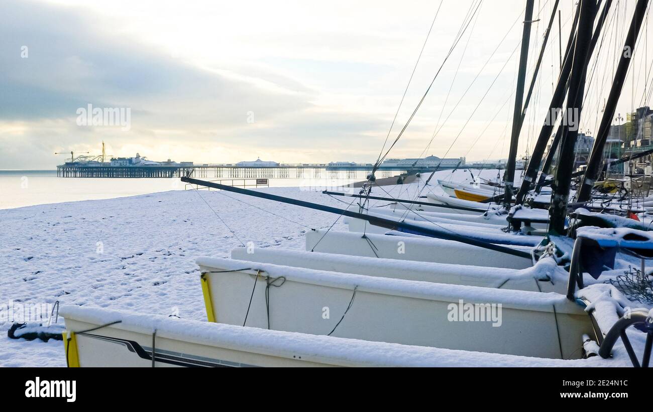 Brighton uk winter beach hi-res stock photography and images - Alamy