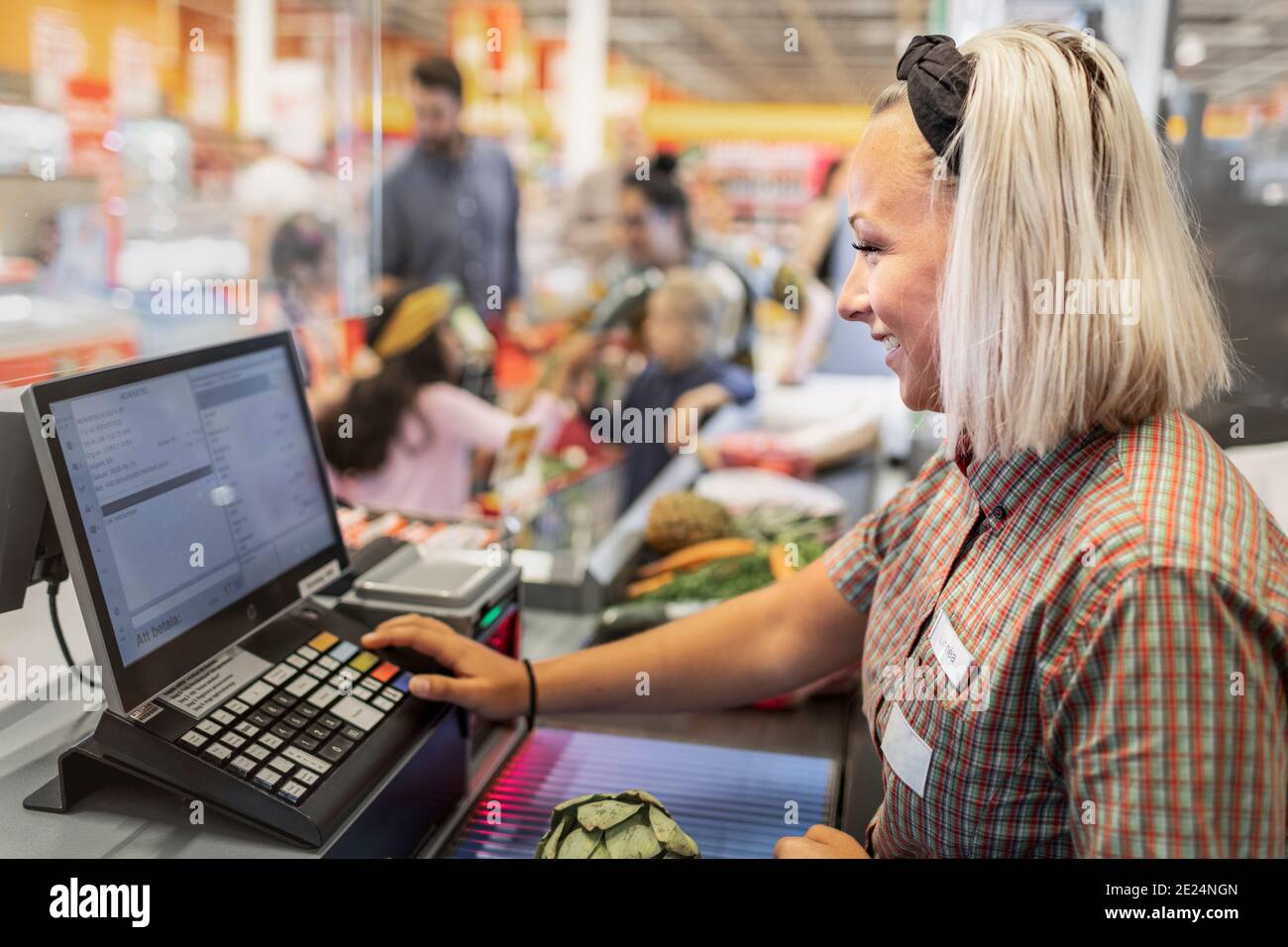 Cashier grocery store hi-res stock photography and images - Alamy