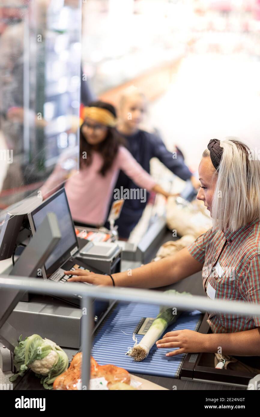 Cashier grocery store hi-res stock photography and images - Alamy