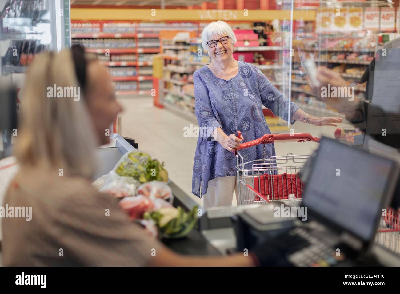 Woman customer waiting hi-res stock photography and images - Alamy