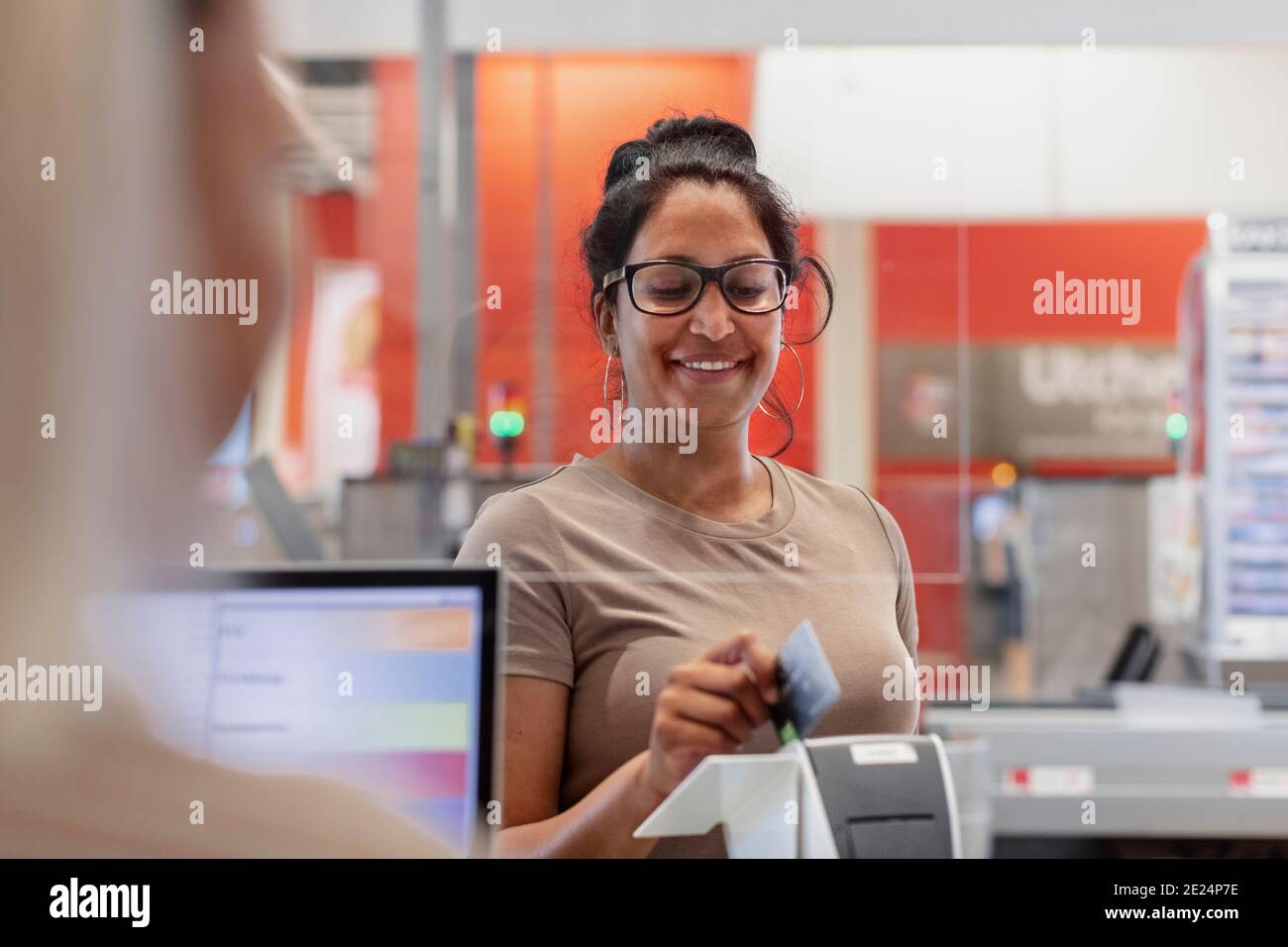 Customer smiling cash register hi-res stock photography and images - Alamy