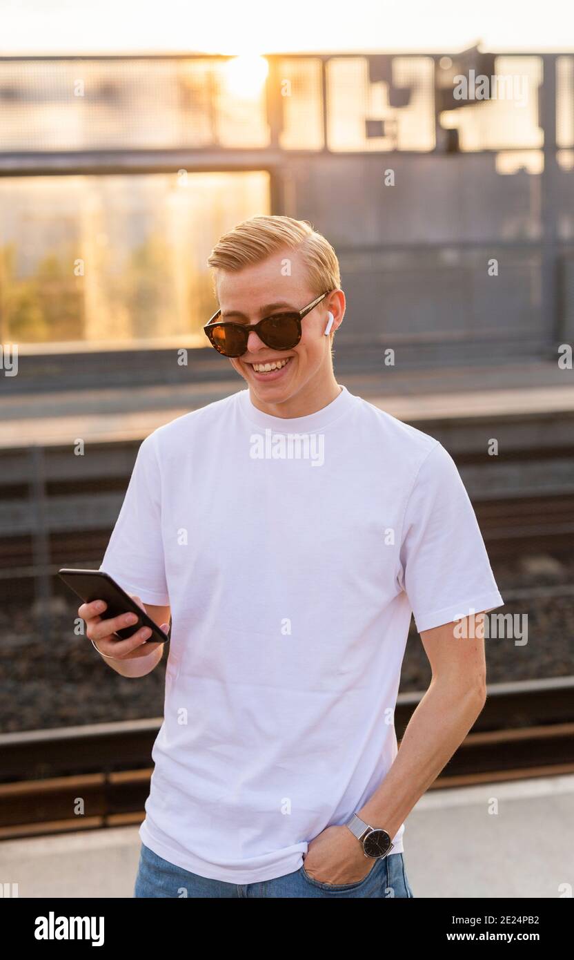 People communication technology young hi-res stock photography and ...