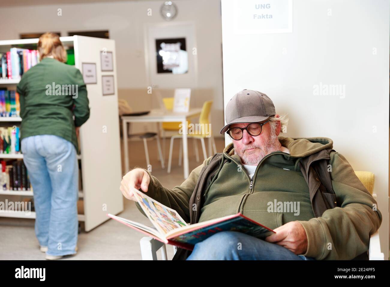 Man in library reading book hi-res stock photography and images - Alamy