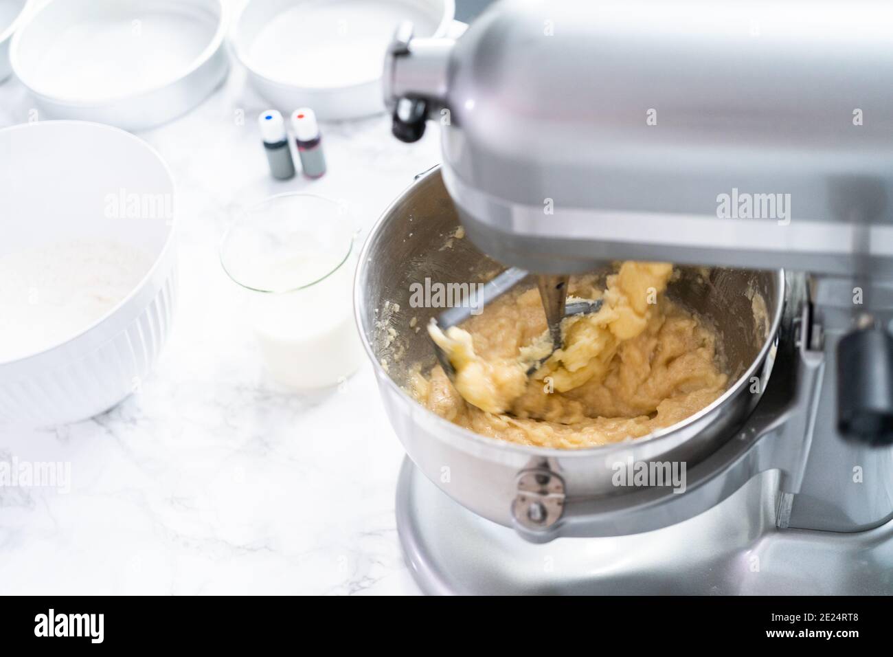Baking homemade round vanilla cake Stock Photo - Alamy