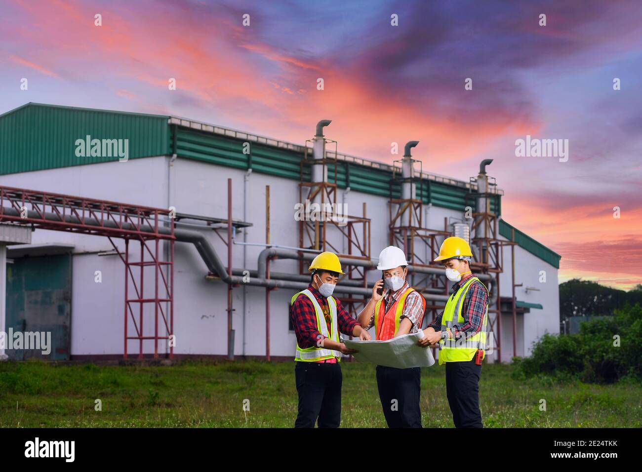 People in front of construction site hi-res stock photography and ...