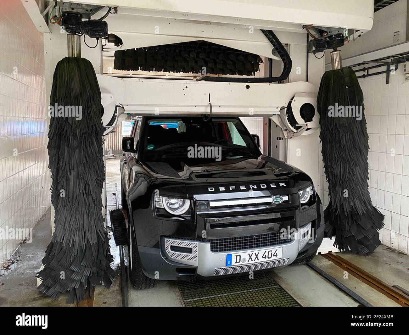 In einer automatischen Waschanlage an der Tankstelle: Der neue Land ...