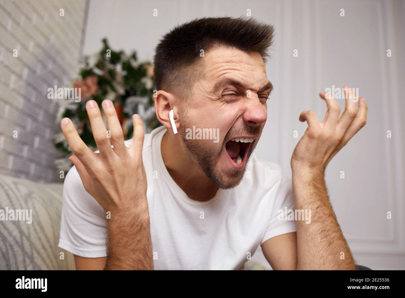 Man screaming with headphones hi-res stock photography and images - Alamy