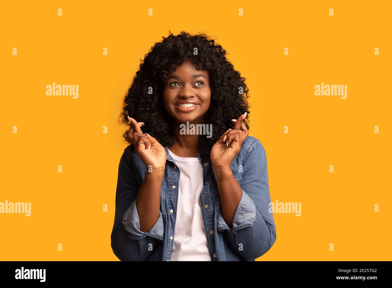 Happy african american lady with crossed fingers Stock Photo - Alamy