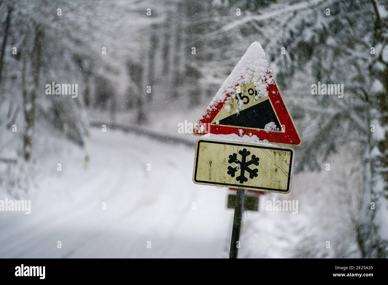 12 January 2021, Bavaria, Scheßlitz: A snow-covered road sign indicates ...