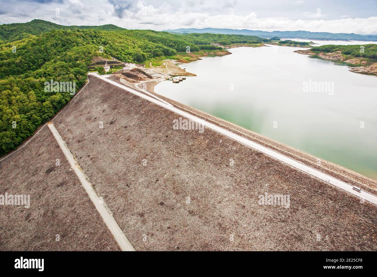 Hydroelectric power dam rainforest hi-res stock photography and images ...